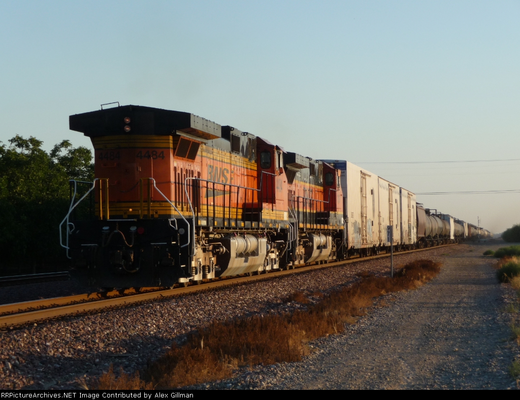 BNSF 4484 Westbound
